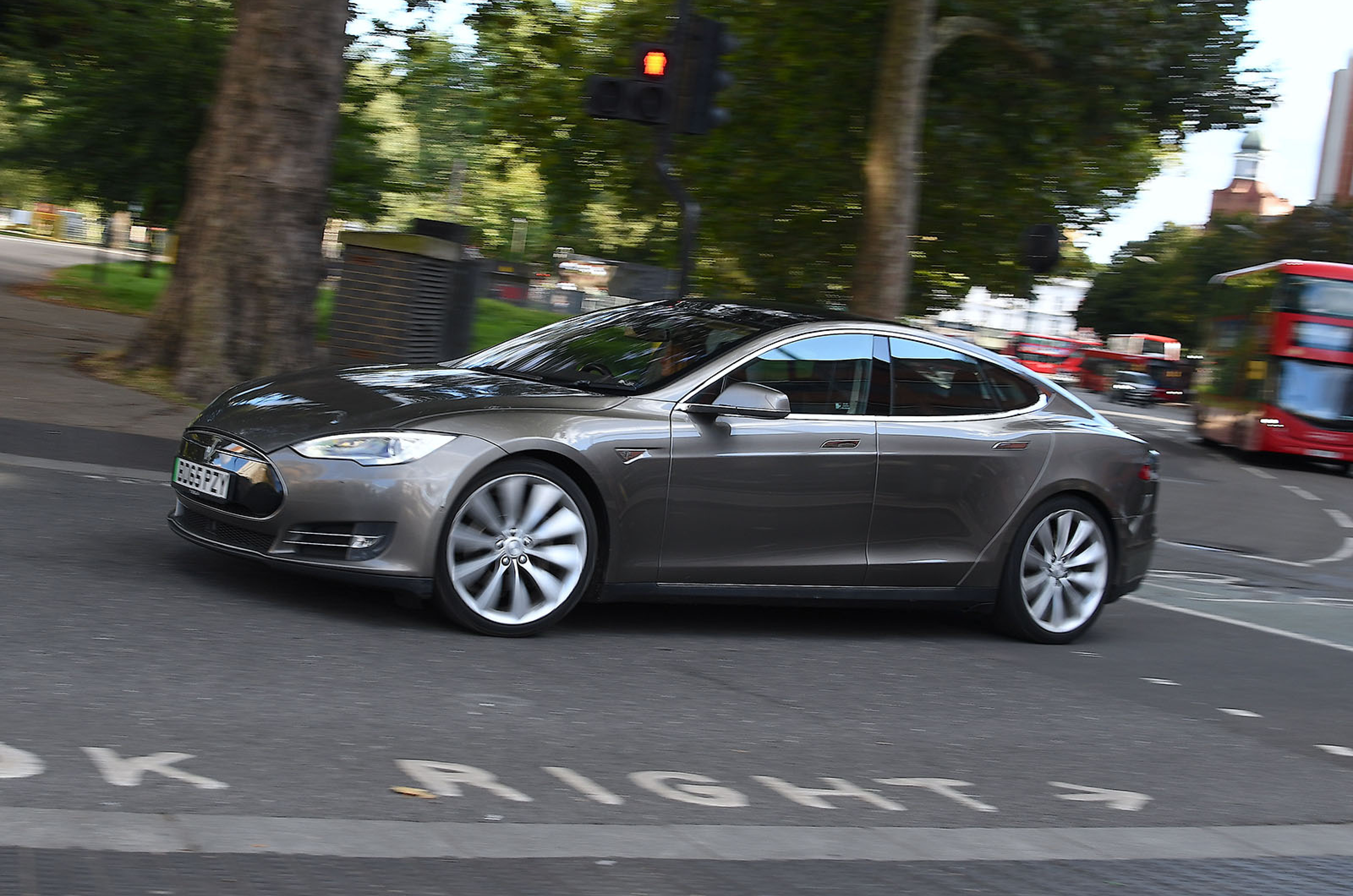 Begagnad Tesla Model S: fem saker vi älskar och fem saker vi avskyr