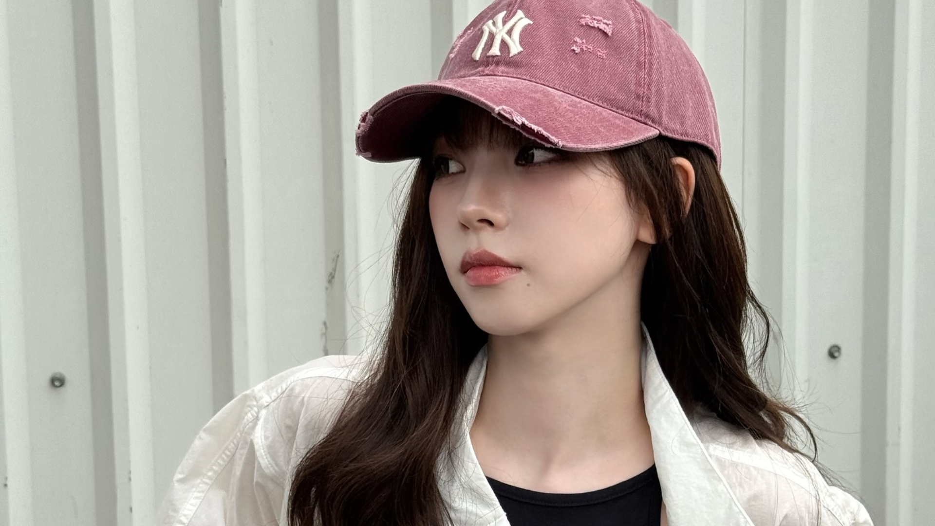 Criticized for a controversial outfit, she explains and apologizes