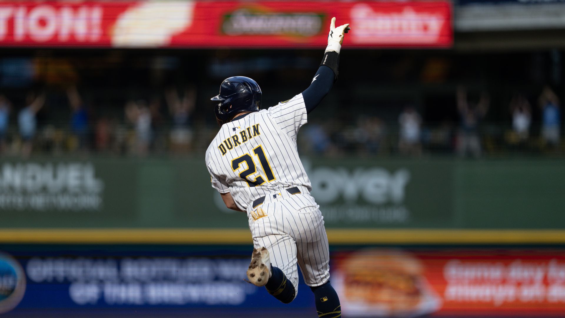 Brewers score three in ninth to win 6-5 in Woodruff’s return to Milwaukee