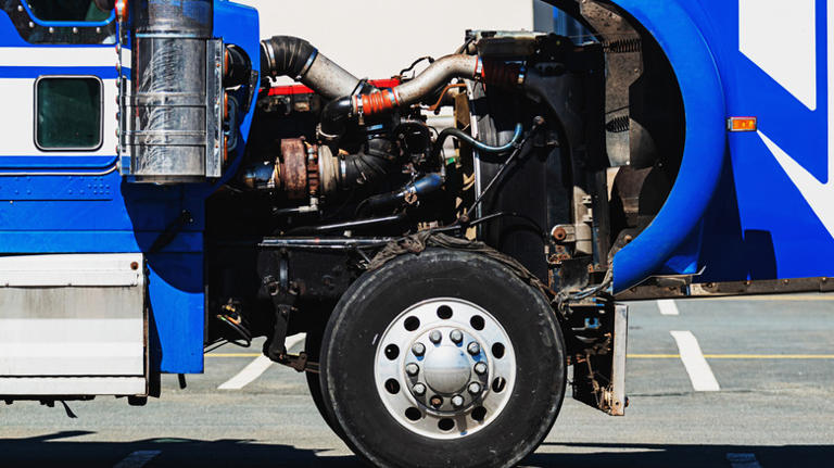 There's A Good Reason Semi Trucks Don't Use V8s