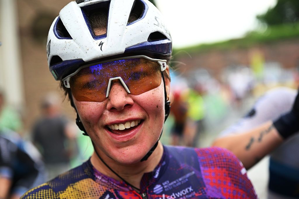UCl Gravel World Series – Femke Markus holds off Rosa Klöser to win ...