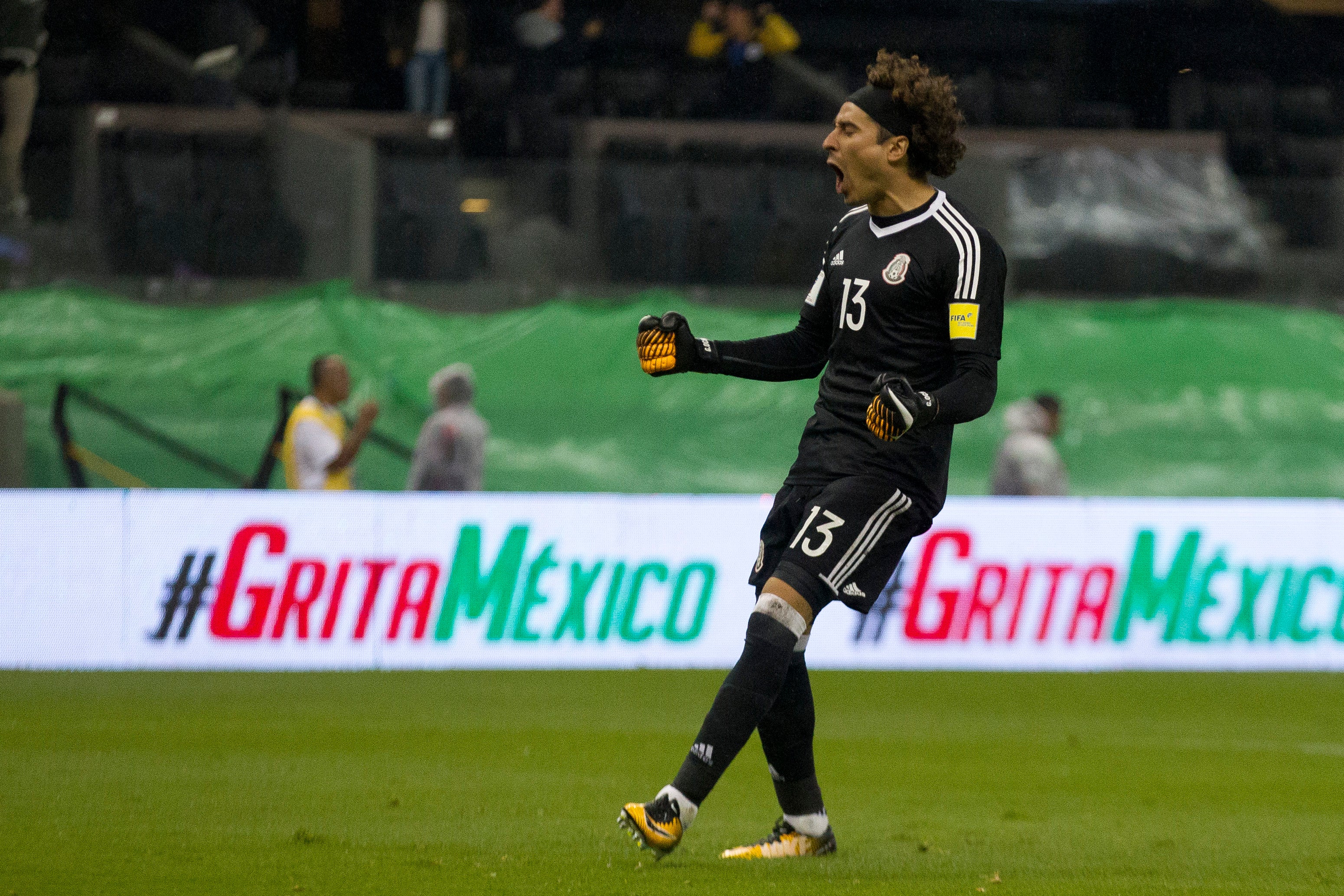 ¡Reencuentro Mundialista! Guillermo Ochoa y Siphiwe Tshabalala juntos ...