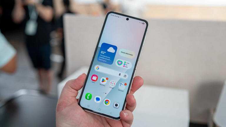 Galaxy Z Flip 7 vs. Galaxy Z Flip 7 FE: Goodbye Snapdragon, Welcome Exynos