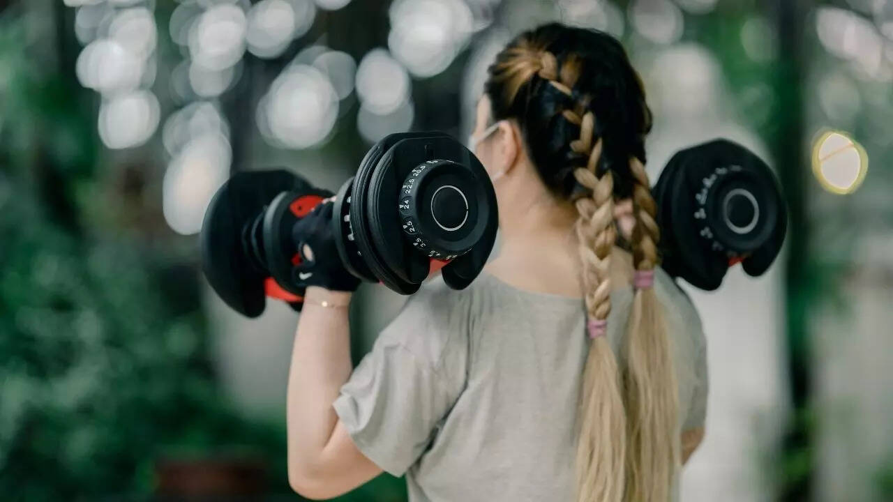 How to do weight training at home with basic dumbbells