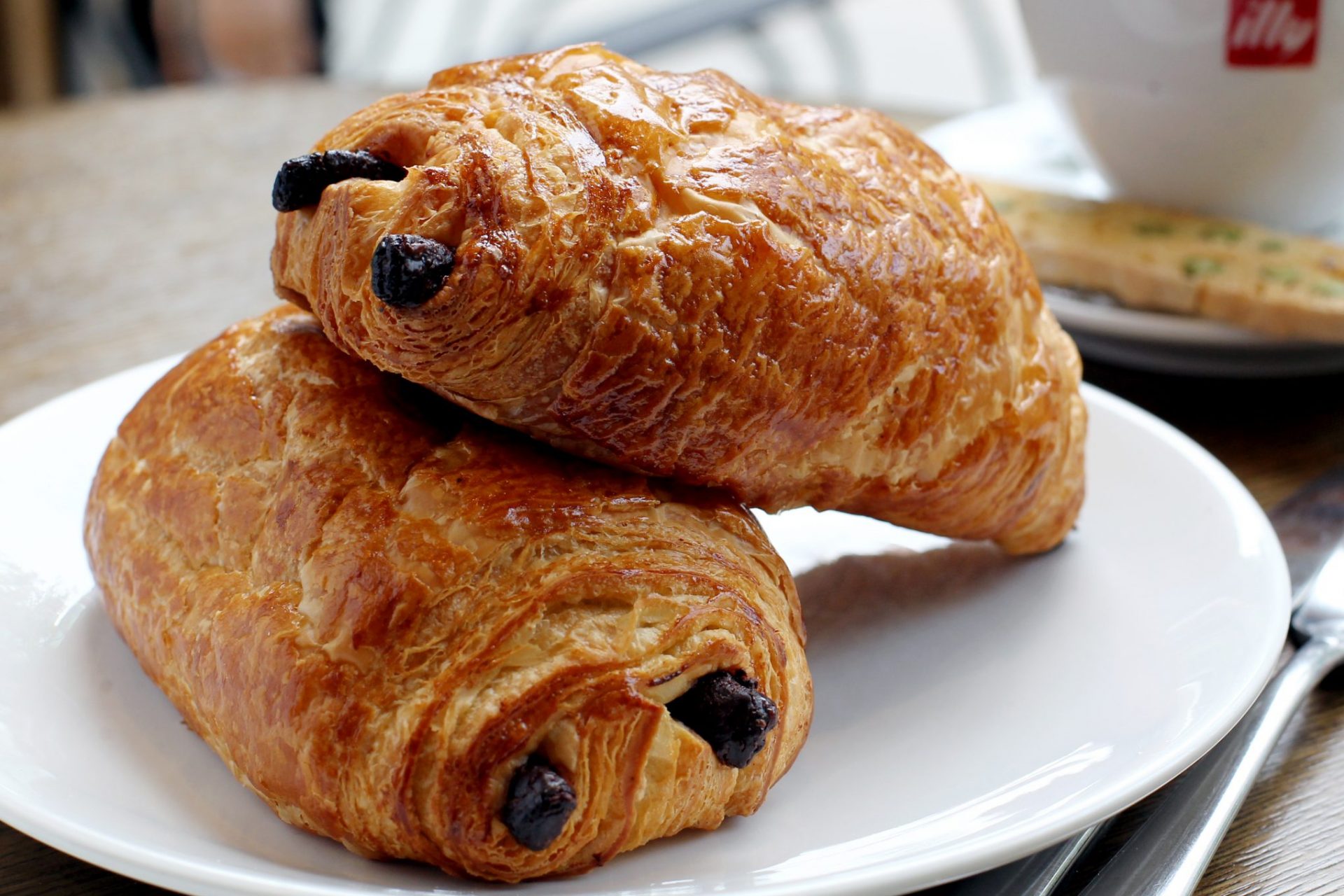 Faut-il dire 'pain au chocolat' ou 'chocolatine' ? Les arguments du débat
