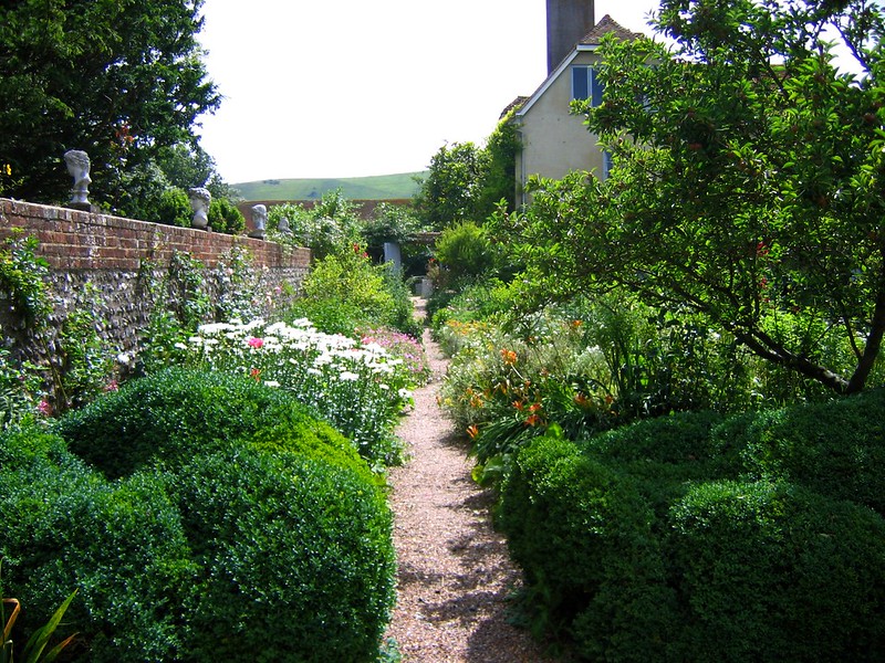 17 Secret Gardens in Charleston’s Historic District