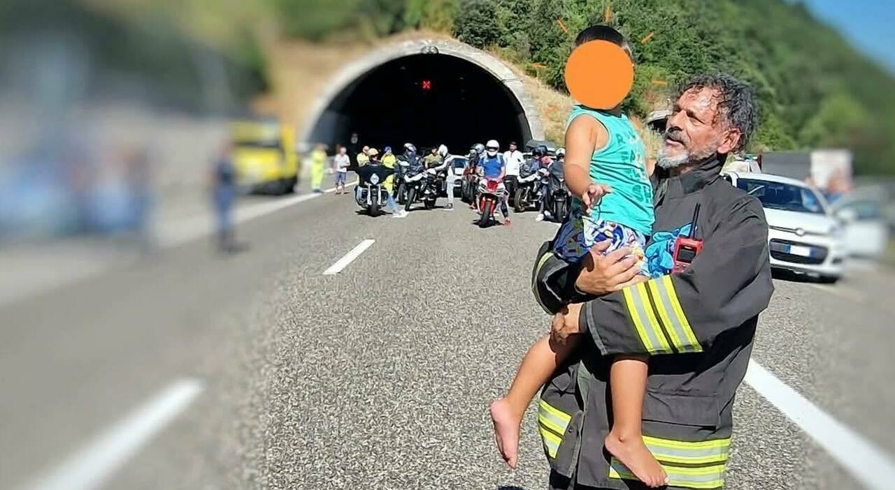 Auto a Gpl a fuoco sull'autostrada, il bimbo salvato dai vigili del fuoco al suo eroe: «Lo sai ...