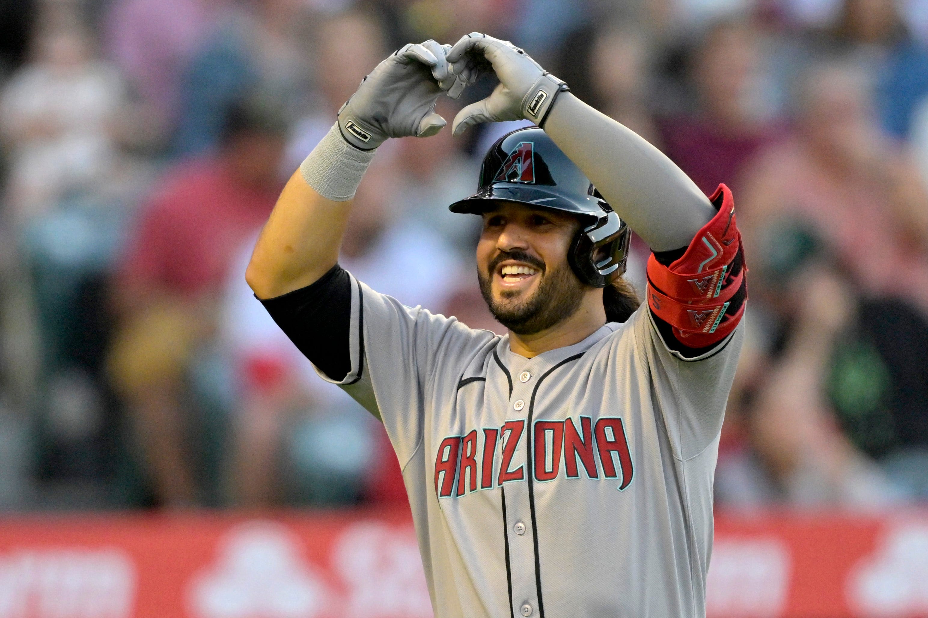 Cincinnati Reds bring back home run hitter Eugenio Suarez | Reactions