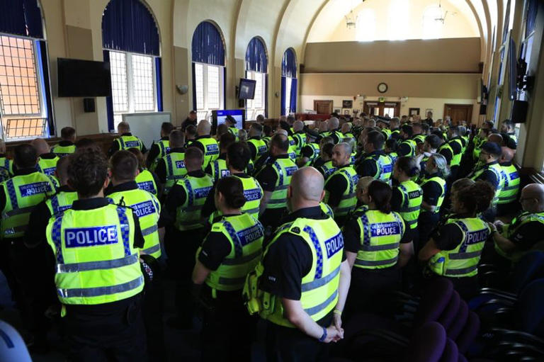 Police issue statement after ticketless Oasis fans storm Heaton Park ...