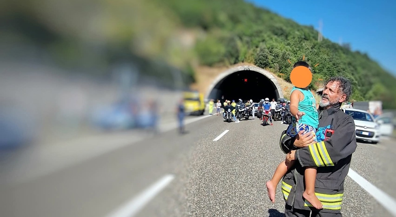 Il bimbo appena salvato dall'auto in fiamme sulla A2: «Ti voglio bene»