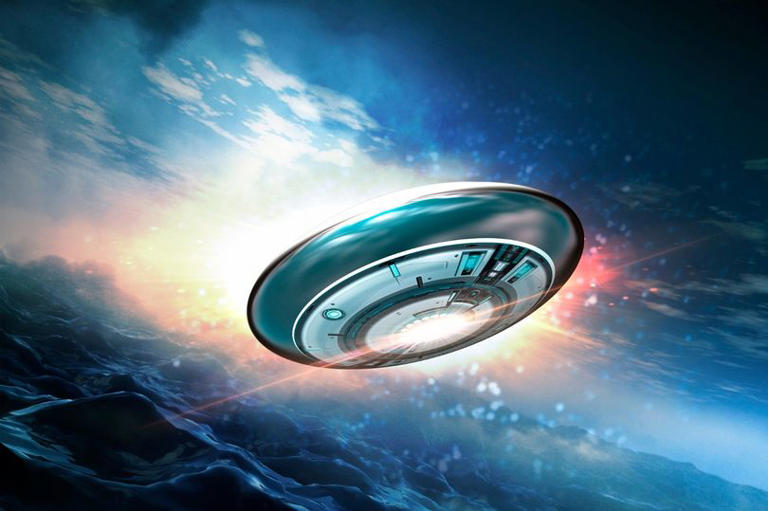 Huge alien spaceship may be hurtling towards Earth at 135,000 miles an ...