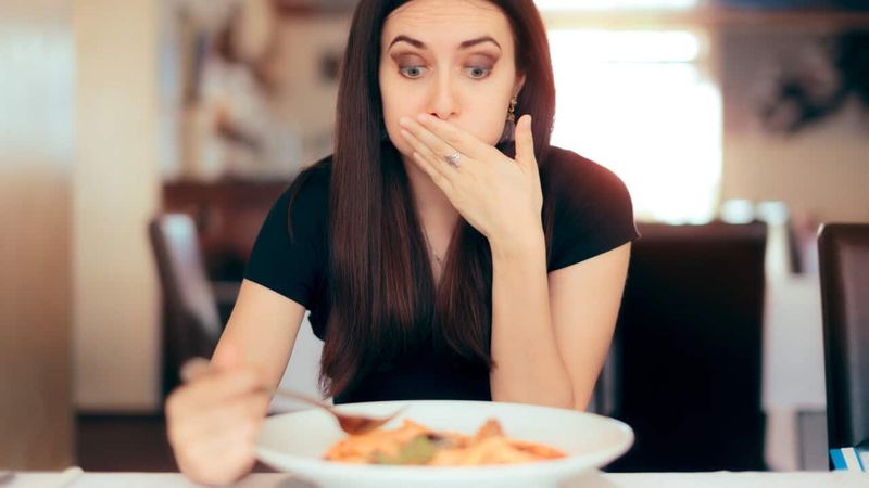 9 Things You Should Never Eat Before Bed And 3 Foods For A Good Night's ...