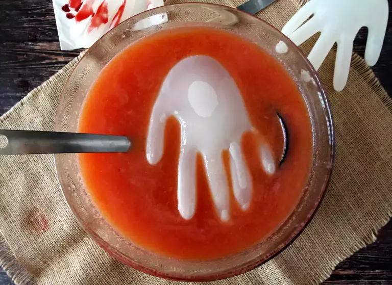 Halloween-cocktail met handgevormd ijsblokje - eenvoudige tutorial!