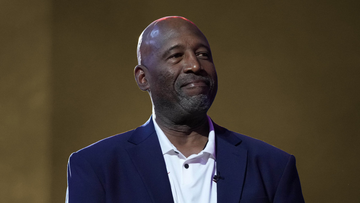 James Worthy says the Spurs have shown they have no weakness even ...