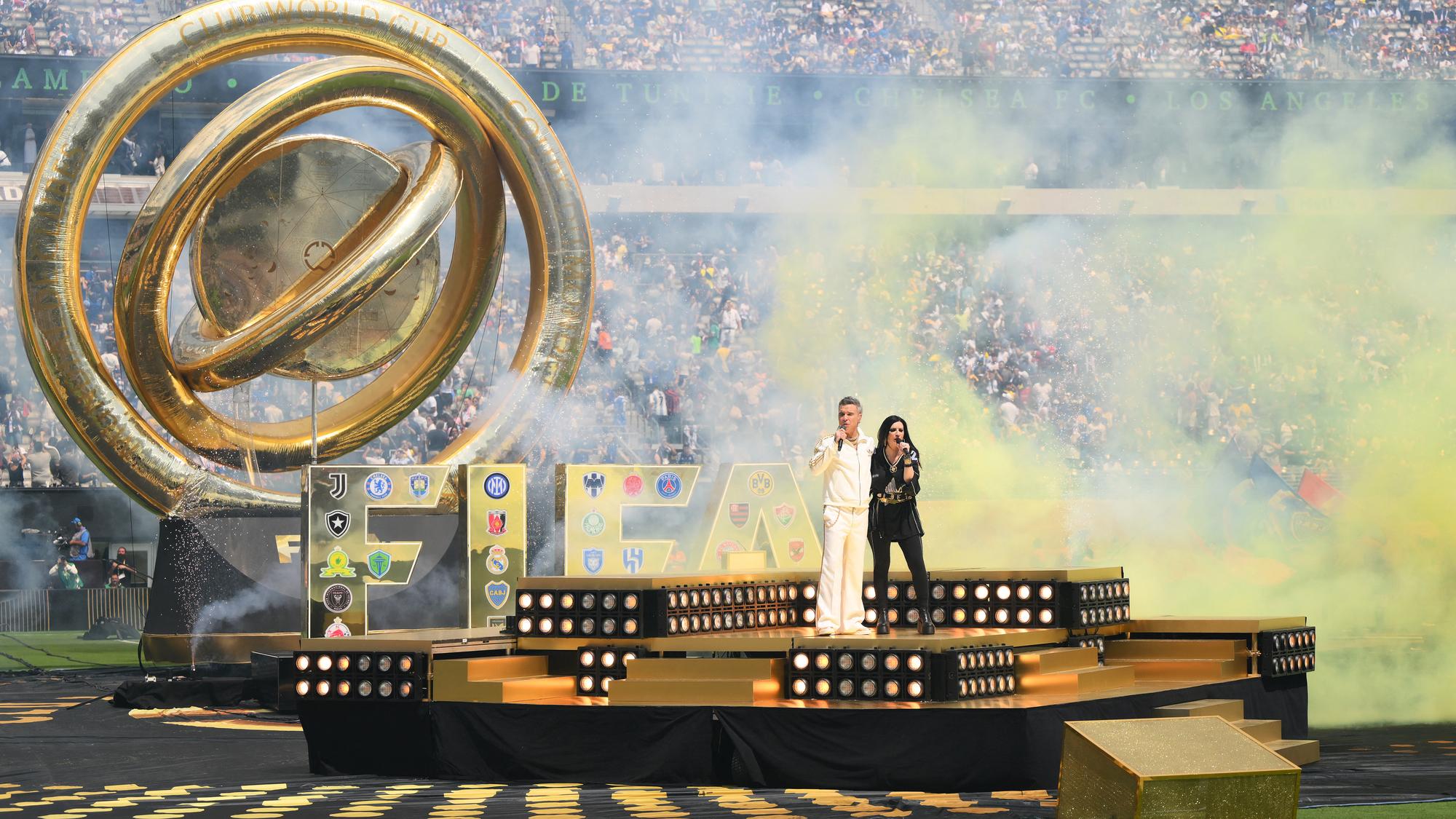 Finale de la Coupe du monde des clubs : Robbie Williams interprète avec ...