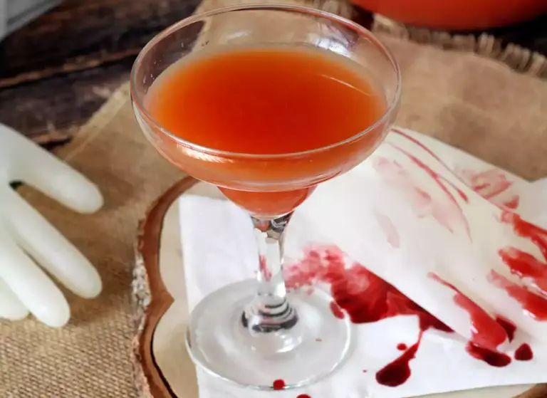 Halloween-cocktail met handgevormd ijsblokje - eenvoudige tutorial!