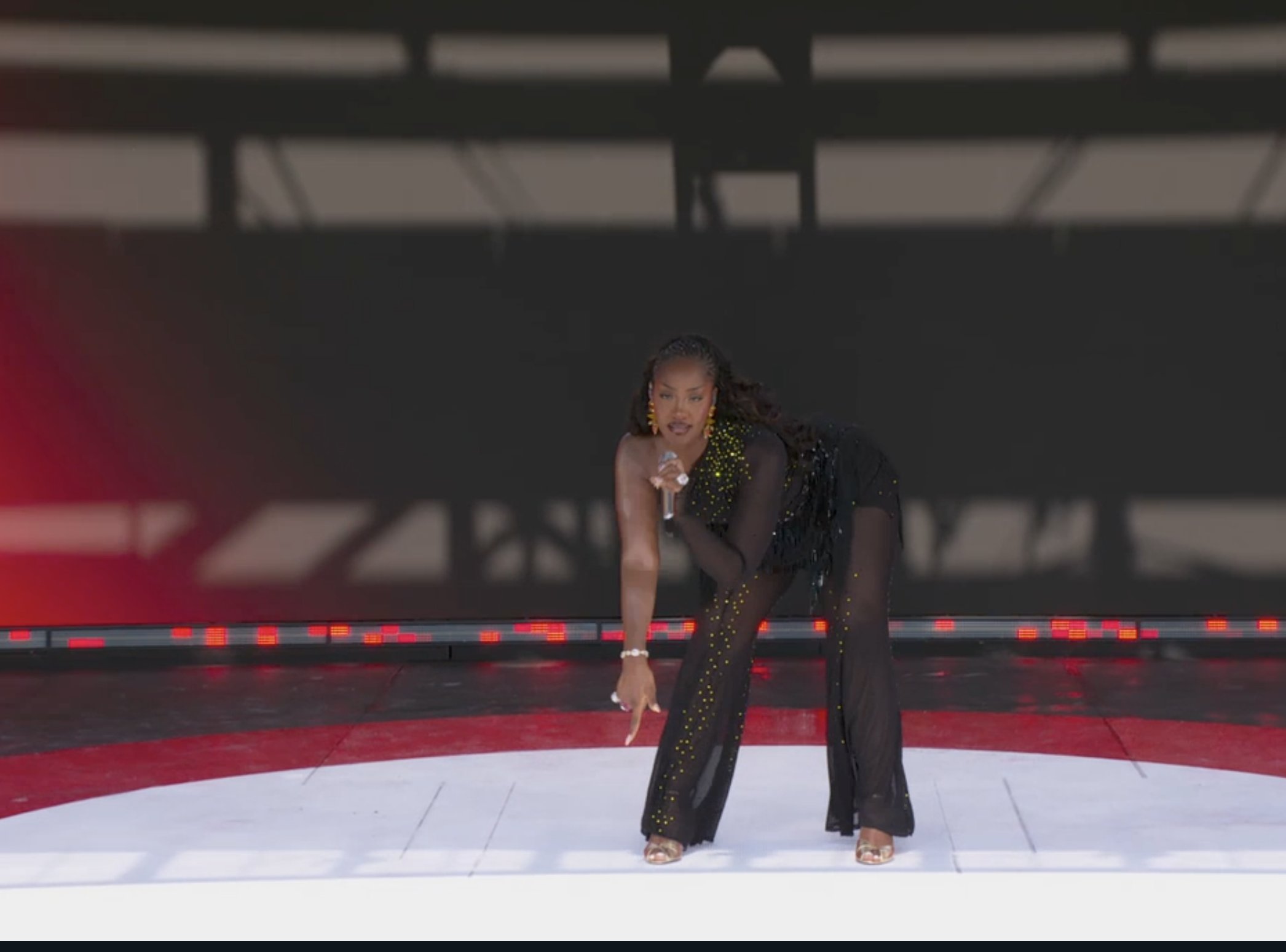 VIDEO: Tems wows audience with ‘Love Me Jeje’ performance at club World ...