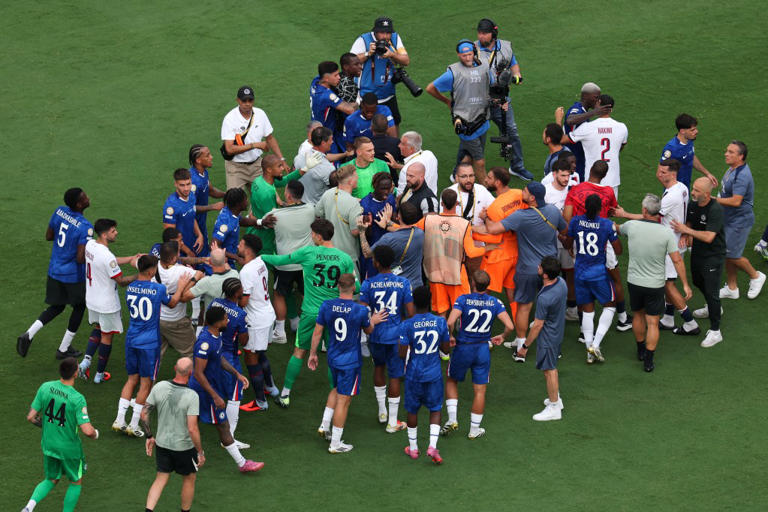 PSG coach in middle of heated post-match scuffle with Chelsea after ...