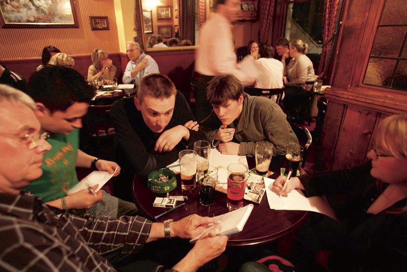 14 English Pub Habits That Fascinate All Americans