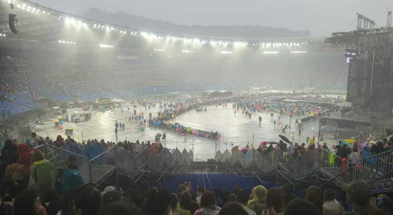 Bomba d'acqua su Roma, il pubblico al concerto di Ultimo lascia il ...