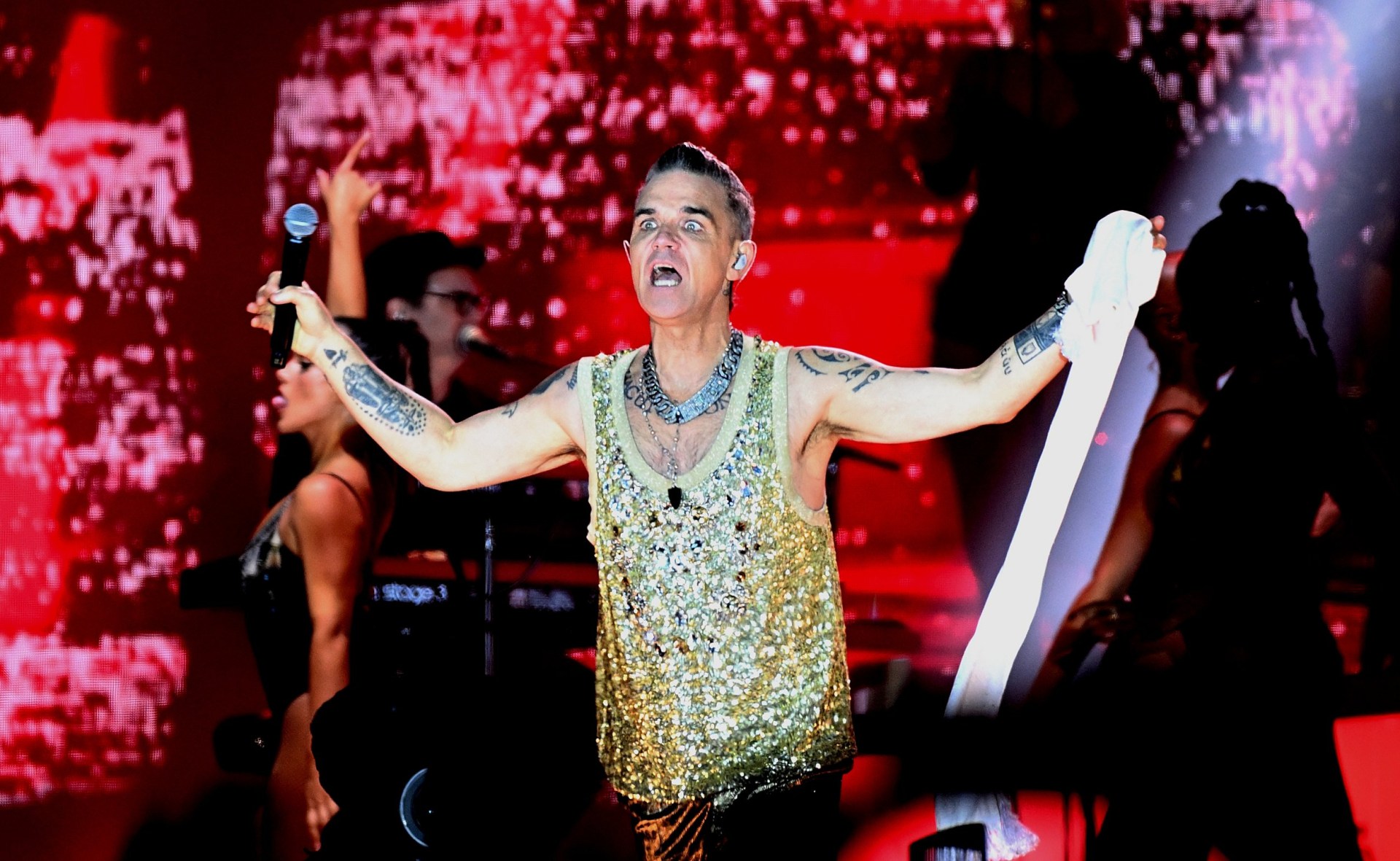 Robbie Williams gives sad update on parents' health