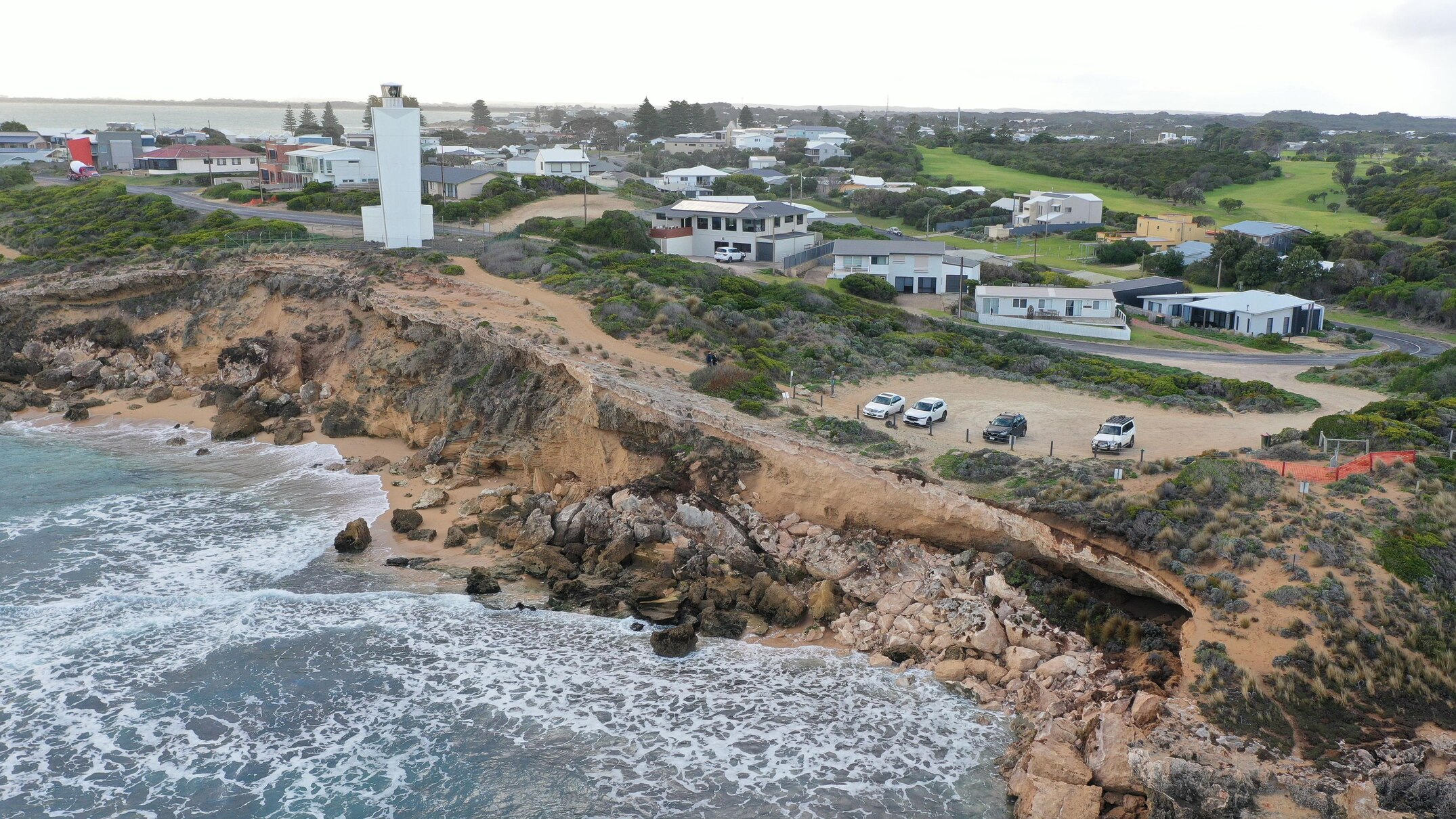 Cliff collapses near Robe lighthouse as SA coastal erosion worsens
