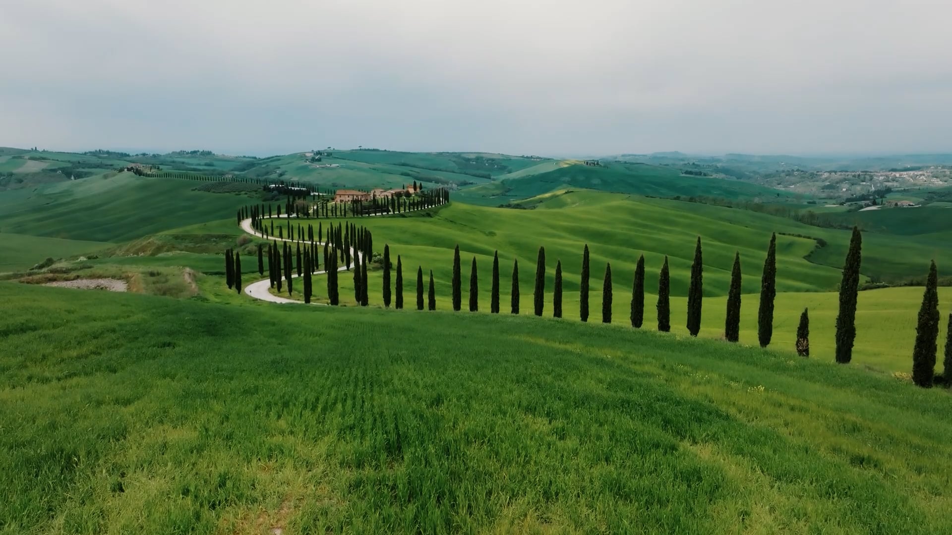 Toscana en flor: la llegada de la primavera a Italia captada por un dron