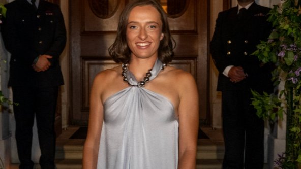 Iga Świątek olśniła w połyskującej sukience. Jej cena to prawie 8,5 tys. zł