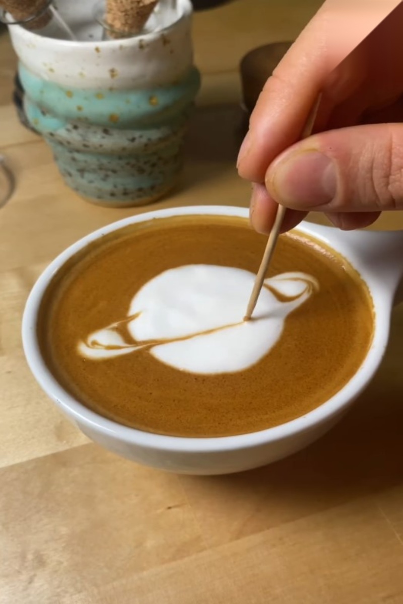 Latte Art Saturn Ring Design in schiuma di caffè