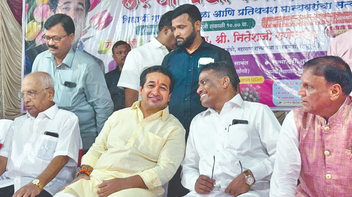 Political Rivals Same Stage | राजकीय विरोधक नितेश राणे, सतीश सावंत एकाच ...