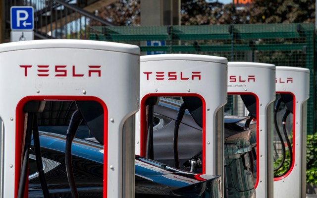 Tesla begins testing revolutionary new feature for Supercharger ...