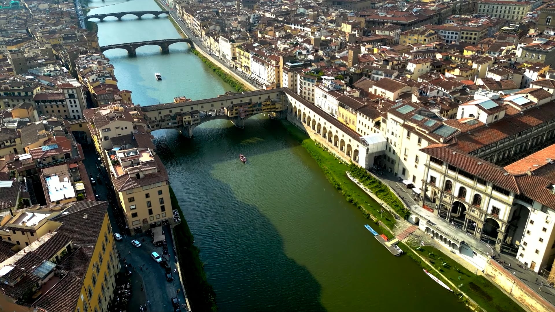 Survolez l'ancien Ponte Vecchio de Florence dans une superbe vidéo ...