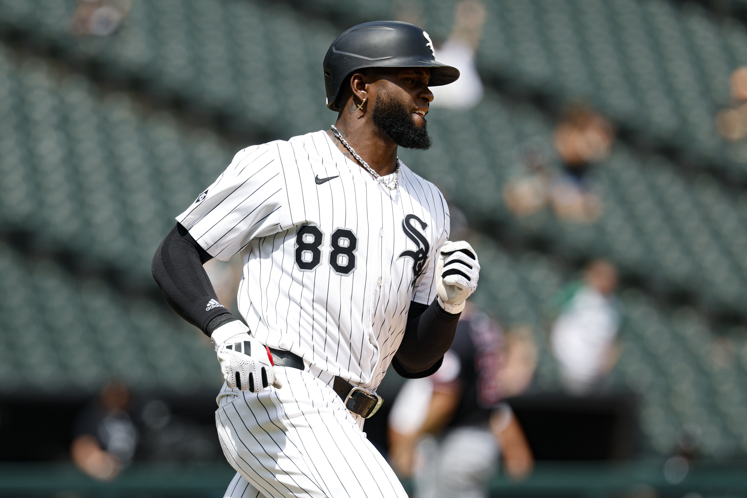 Insider reveals how many teams are interested in Luis Robert Jr.