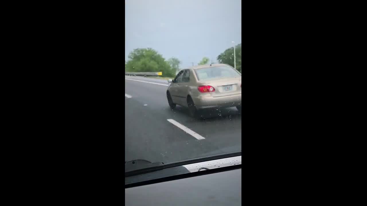 Bouncing tire spotted on moving vehicle in Tampa, Florida