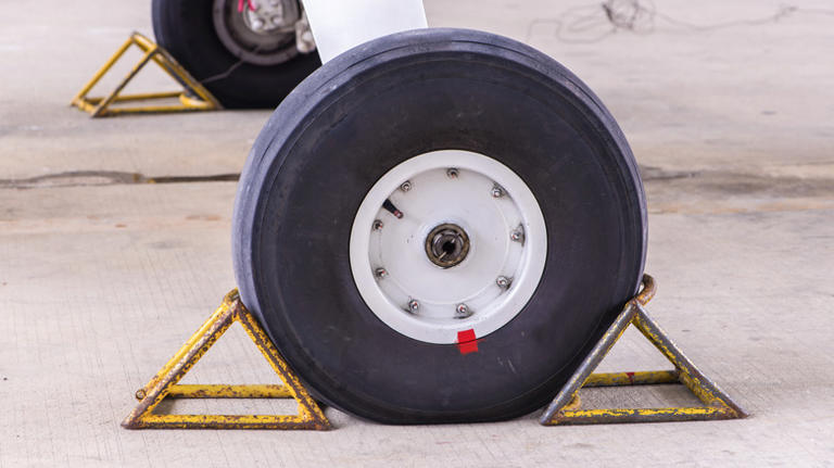 What Do The Red And Green Dots On Aircraft Tires Mean?