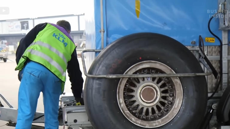 What Do The Red And Green Dots On Aircraft Tires Mean?