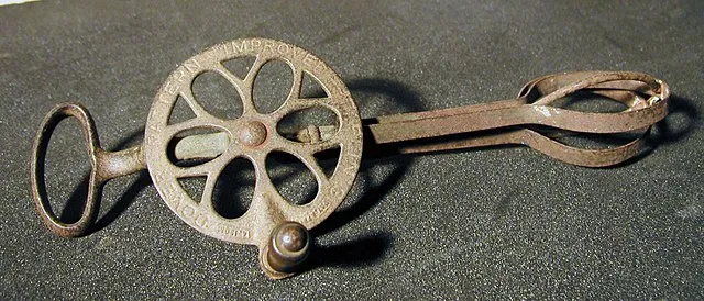 17 Retro Kitchen Gadgets No One Uses Anymore