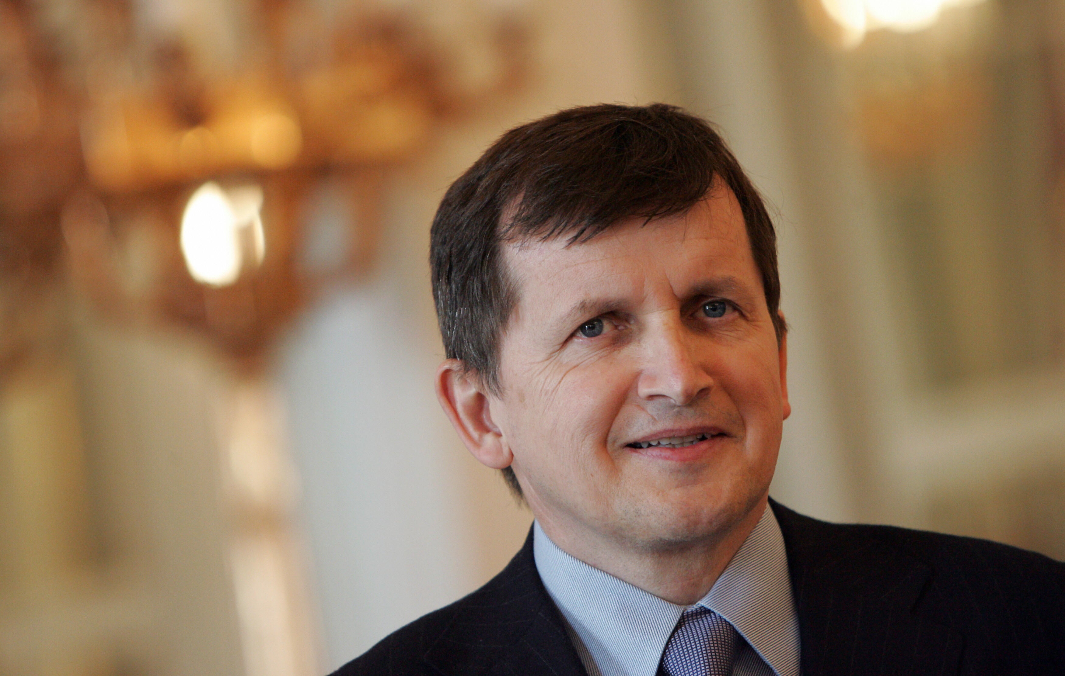 The cosmetics billionaire, the rock star, and a series of very ...