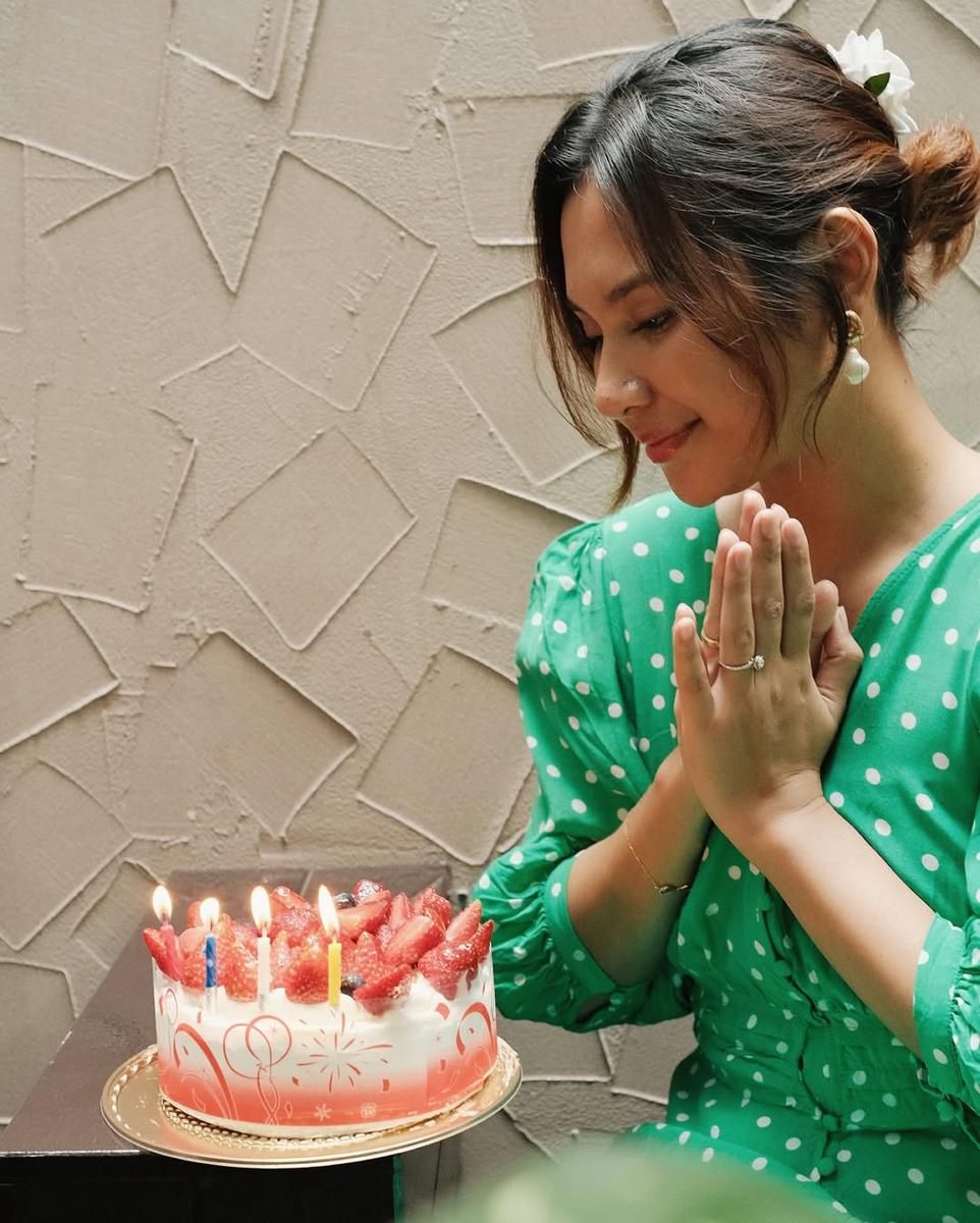 Potret Seleb Indonesia dengan Rambut Messy Bun yang Manis - Warta Jaya ...