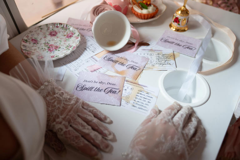 Explore Charlotte on a "Bridgerton"-inspired bus tour led by Queen ...