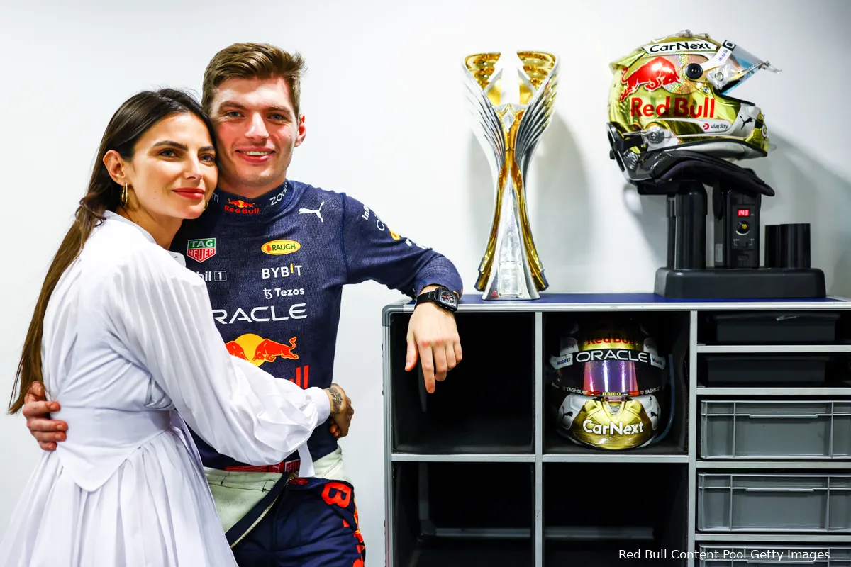 Ondertussen in F1 | Verstappen racet ook als hij in golfkarretje zit en ...