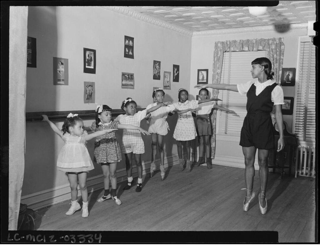 30 candid photos that capture real life in the 1940s