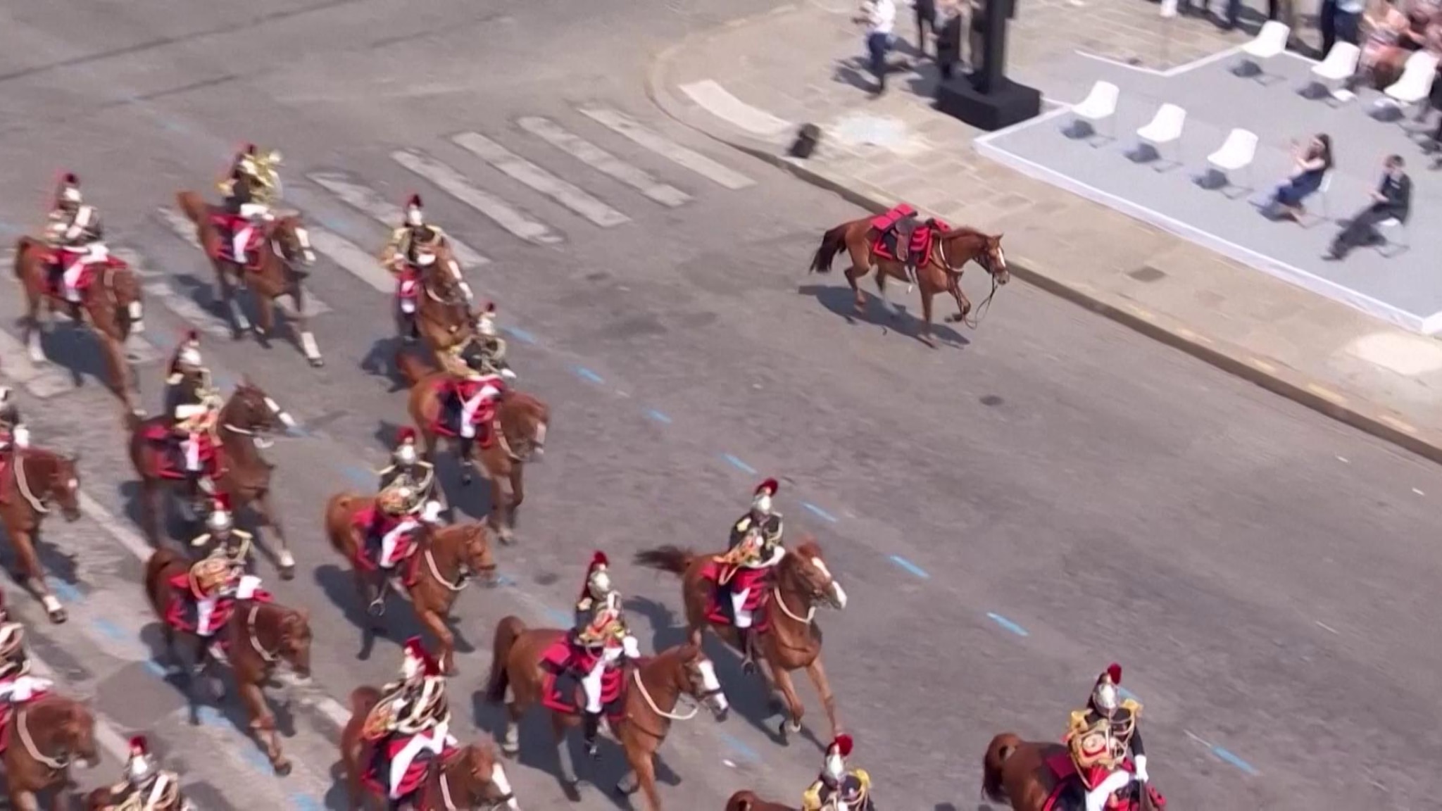 Un cavallo “scosso” e un altro cade davanti a Macron durante la parata ...