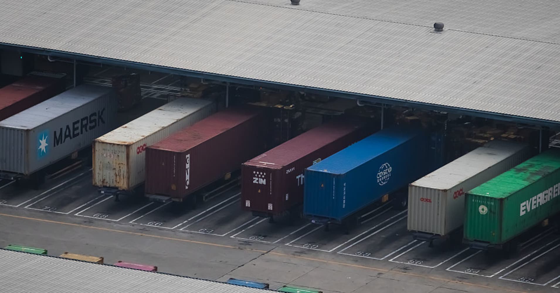 In middle of Trump's trade war, importers hold more cash and move ...