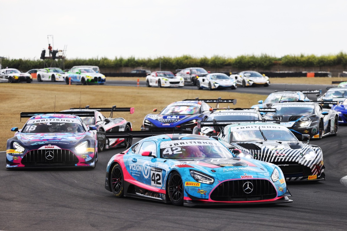 2 Seas Motorsport ride Snetterton's British GT wave