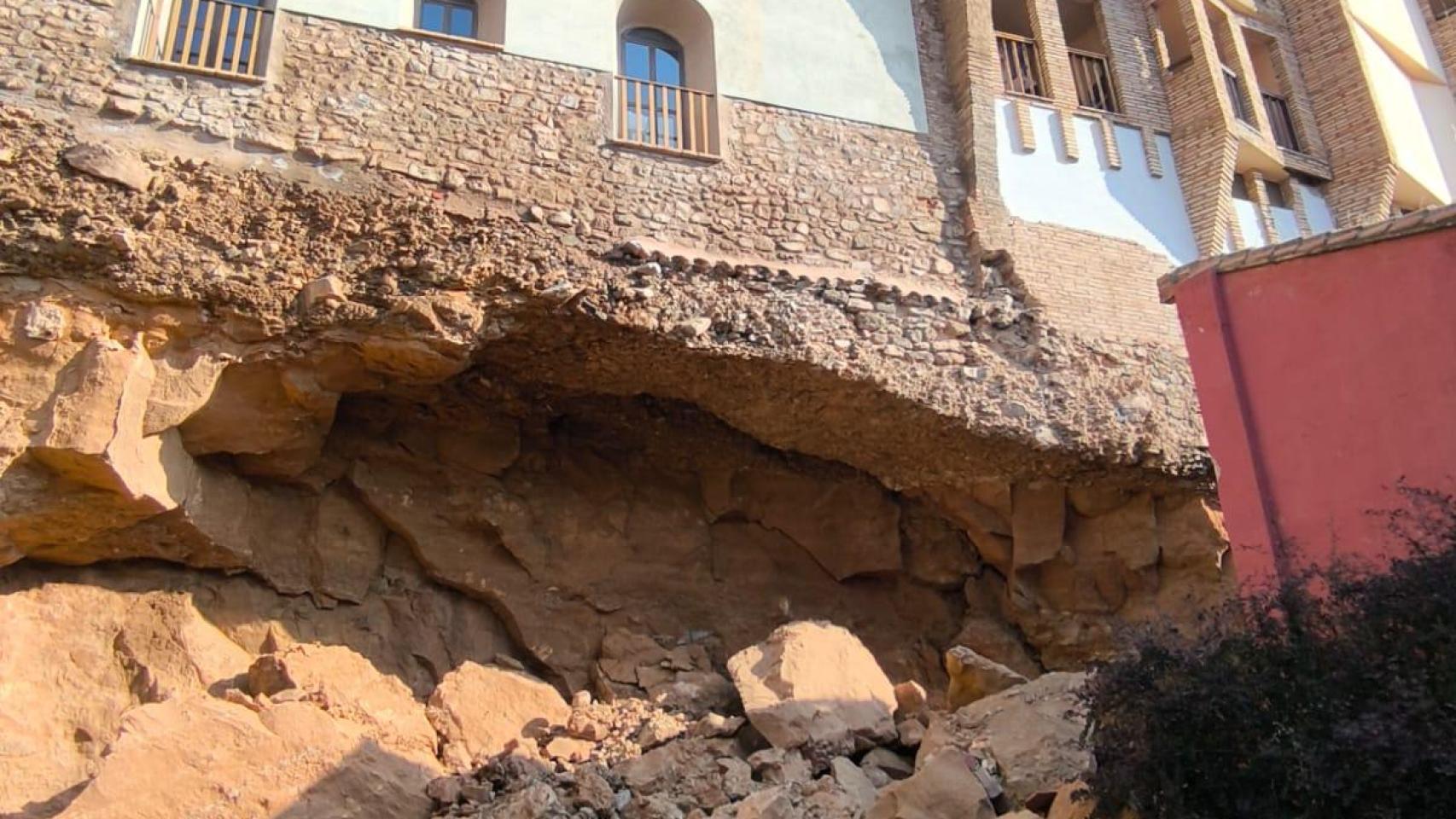 El desprendimiento de una roca obliga a desalojar a nueve familias de las Casas Colgadas en ...