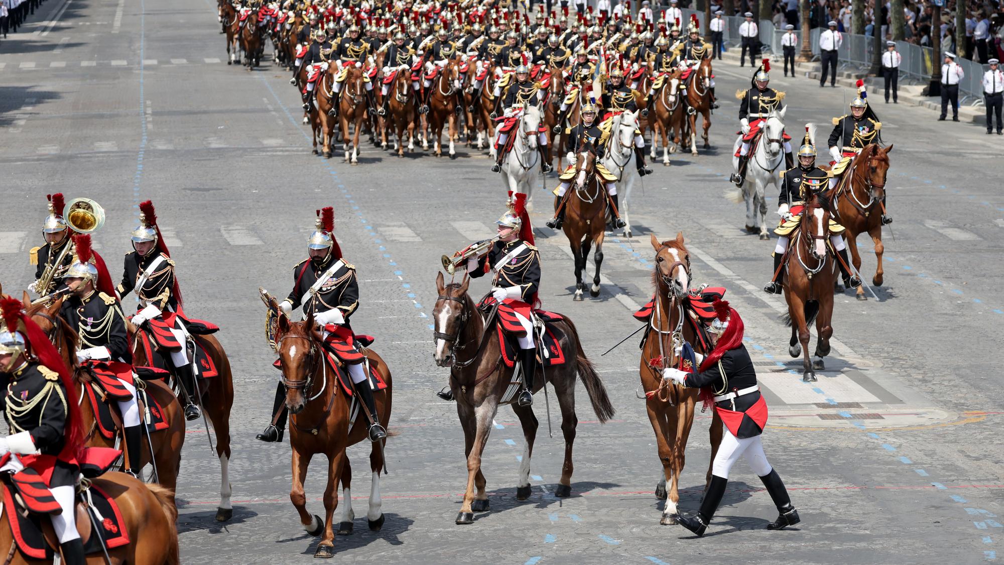 14-Juillet : fait rare, un cheval chute avec son cavalier lors du ...