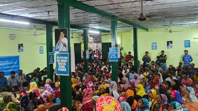 TMC MPs Sit On 'Dharna' At Jai Hind Camp In Delhi Over Electricity ...