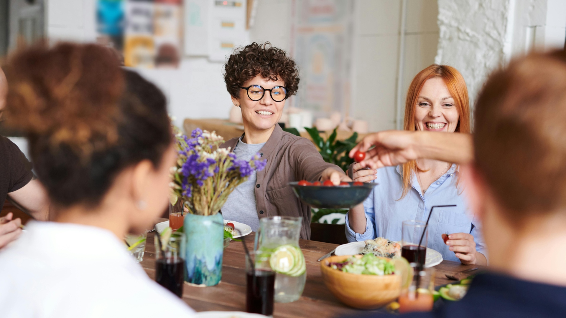 Boire pendant les repas : bonne ou mauvaise idée ? Ce que disent les ...