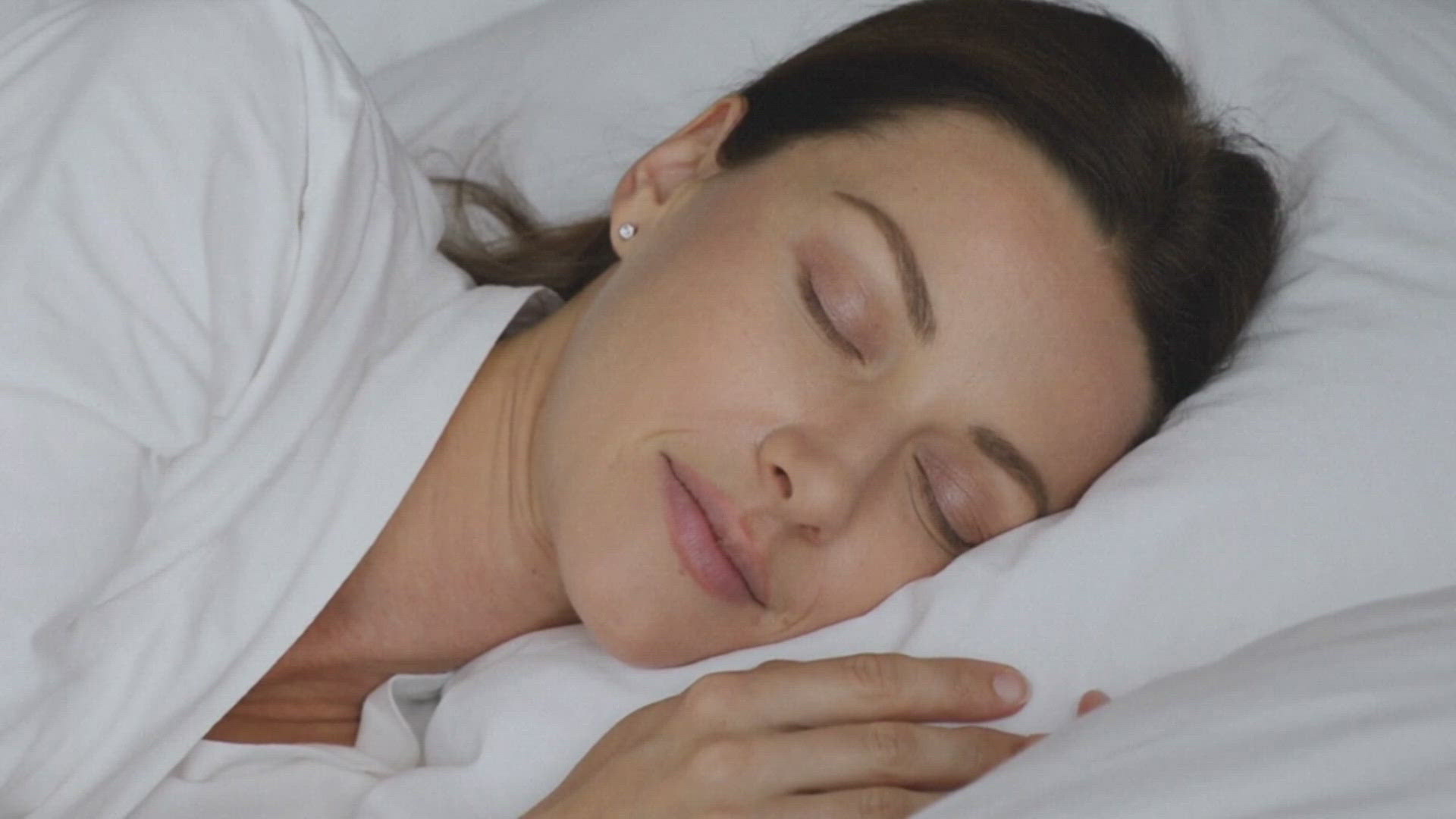 Snoozing your alarm clock could be worsening your sleep